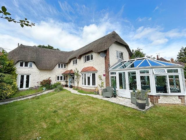 Gaunts Common 4 bed detached house to rent £2,750 pcm £635 pw