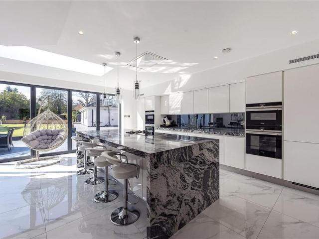 Gaviots Way Gerrards Cross SL9 6 bed detached house to rent £5,950 pcm £1,373 pw