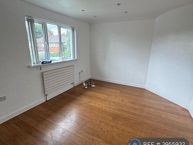 Gaysham Avenue, Ilford, IG2 2 bed flat to rent £1,650 pcm £381 pw