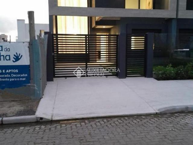 Geminado alto padrão na praia de Rainha do Mar mobiliado e decorado a 100 metros do mar