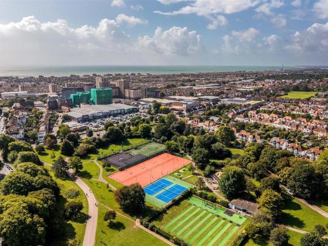 Gemini House, Hove 2 bed flat to rent £1,650 pcm £381 pw