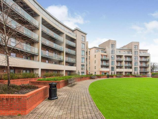 Gemini Park, Manor Way, Borehamwood 2 bed apartment to rent £1,800 pcm £415 pw