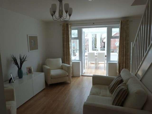 Genteel Living In A Charming Bedroomed Home, TN4