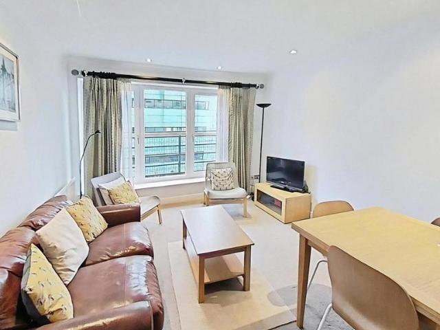 Gentle's Entry, Edinburgh. 2 bed flat to rent £1,775 pcm £410 pw