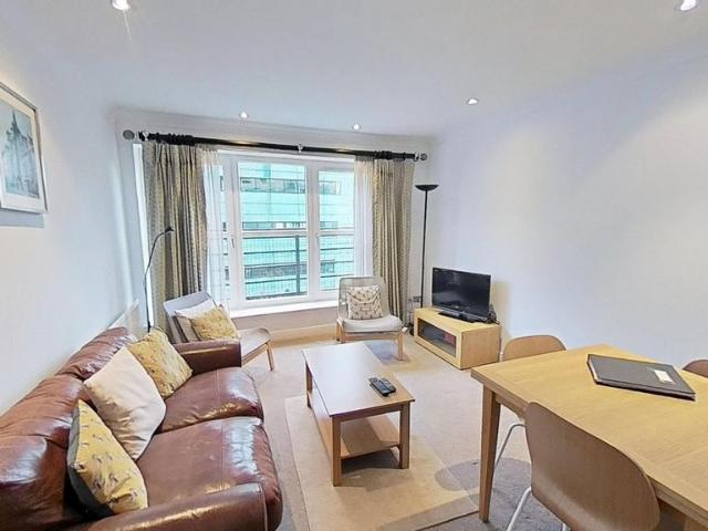 Gentle's Entry, Edinburgh. 2 bed flat to rent £1,775 pcm £410 pw