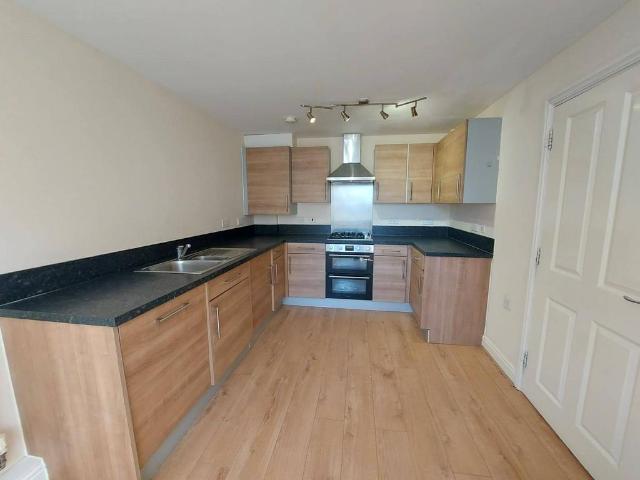 Genas Close, IG6 4 bed terraced house to rent £2,400 pcm £554 pw