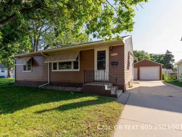 Generous 3 Bedroom Home with Flexible Layout 912 N Kiwanis Ave