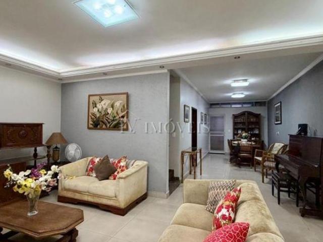Casa em excelente localização e lote vazado
