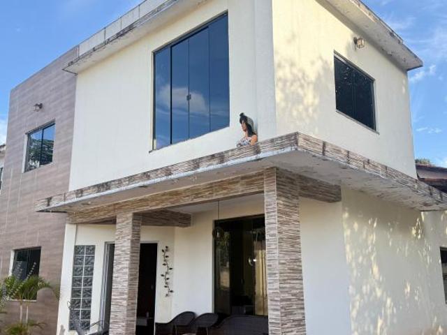 Linda Casa Térrea com 600m² de Área Construída