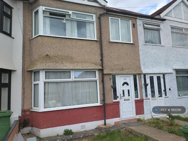 Geneva Gardens, Chadwell Heath, RM6 3 bed terraced house to rent £2,195 pcm £507 pw