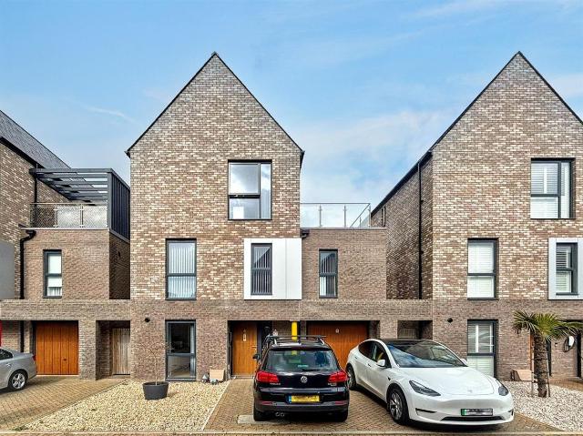 Genovesa Way, Eastbourne BN23, 4 bed detached house to rent, £2,000 pcm | PrimeLocation