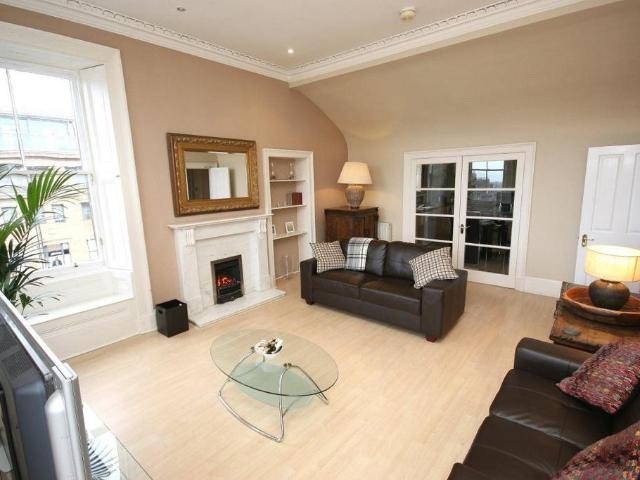 George Street, Edinburgh 3 bed flat to rent £2,800 pcm £646 pw