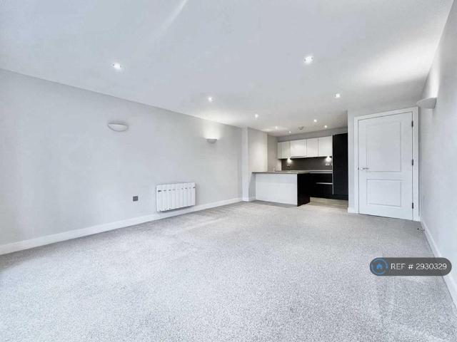 George Street, Prestwich, Manchester. 2 bed flat to rent £1,050 pcm £242 pw