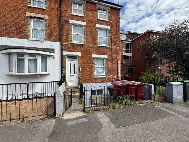 George Street, Reading RG1, 2 bed flat to rent, £1,300 pcm | PrimeLocation
