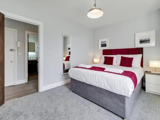 George Street Richmond TW9 1 bed apartment to rent £6,569 pcm £1,516 pw
