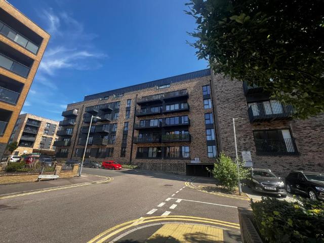 George Street Victoria Way, Ashford. Studio to rent £1,000 pcm £231 pw