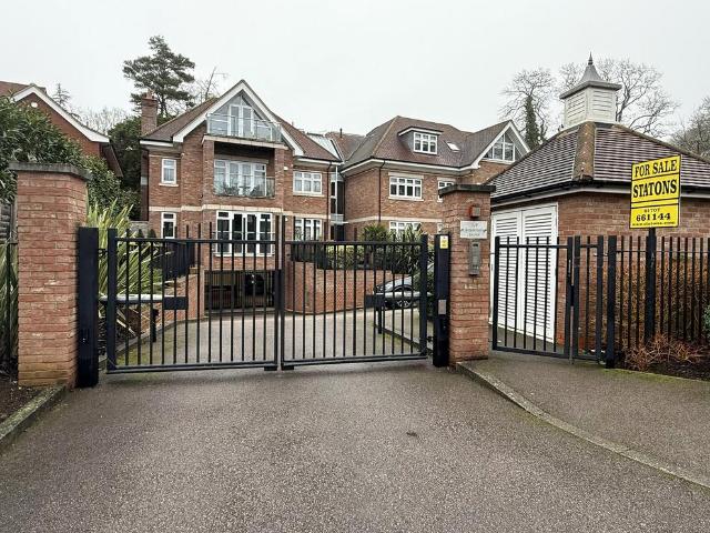 Georges Wood Road, Brookmans Park. 1 bed penthouse to rent £2,100 pcm £485 pw