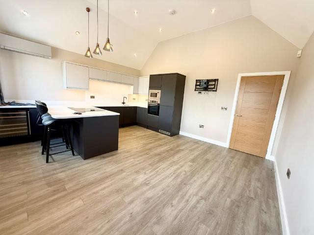 Gedling Road, Arnold, Nottingham, NG5. 2 bed apartment to rent £1,095 pcm £253 pw