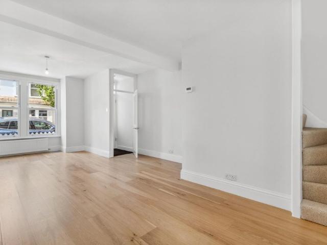 Geraldine Road, Strand on the Green, W4