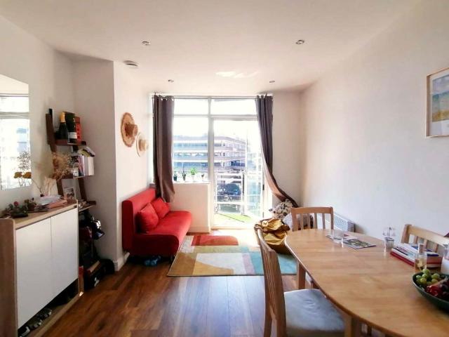 Gerry Raffles Square Room 1
