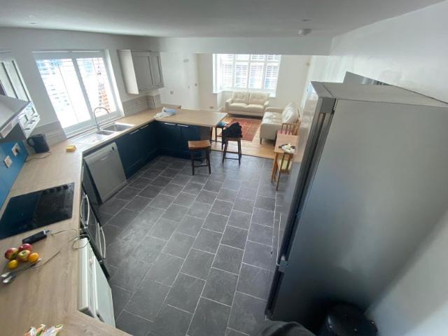 GF modern 2 bedroom flat with garden &parking