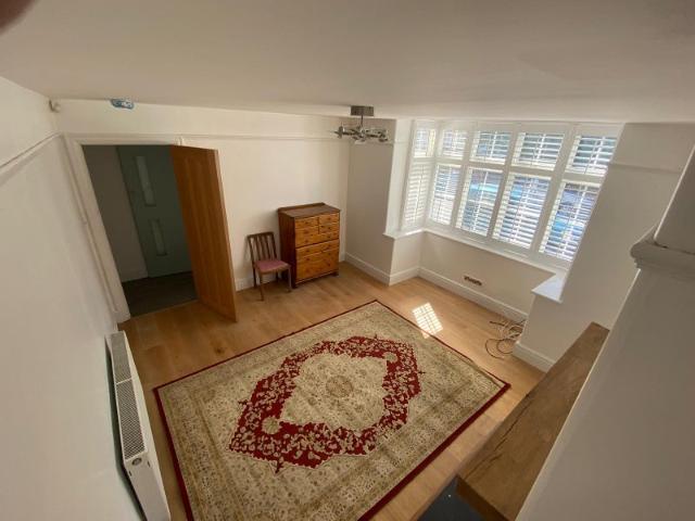 GF modern flat with large garden &parking bay
