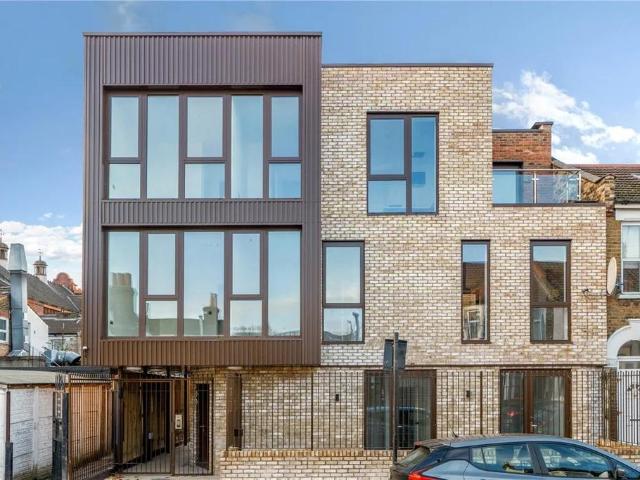 Gingerbread Court 2, Michigan. 2 bed apartment to rent £2,050 pcm £473 pw