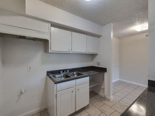 Gia IV @ Bellaire 1 Bedroom Apartment for Rent at 6120 Bellaire Blvd, Houston, TX 77081 Gulfton