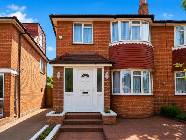 Gibbon Road, London 4 bed semi detached house to rent £3,900 pcm £900 pw