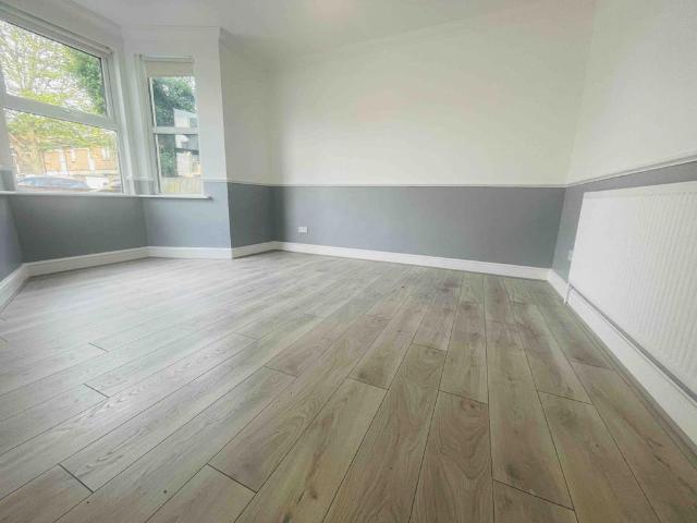 Gibbon Road, London, SE15 5 bed terraced house to rent £4,500 pcm £1,038 pw