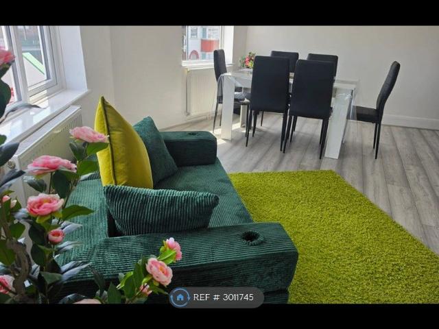 Gidea Park, Romford RM2, 2 bed flat to rent, £3,250 pcm | PrimeLocation
