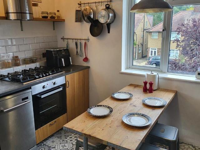 Gifford Gardens, Hanwell 2 bed flat to rent £2,150 pcm £496 pw