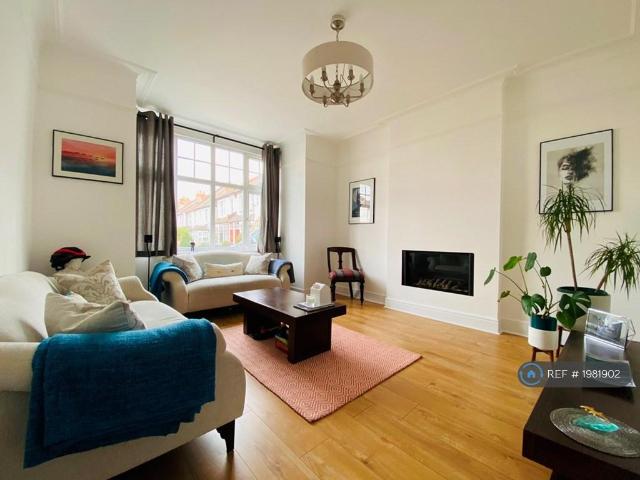 Gilbert Road, Bromley, BR1 2 bed end of terrace house to rent £2,150 pcm £496 pw