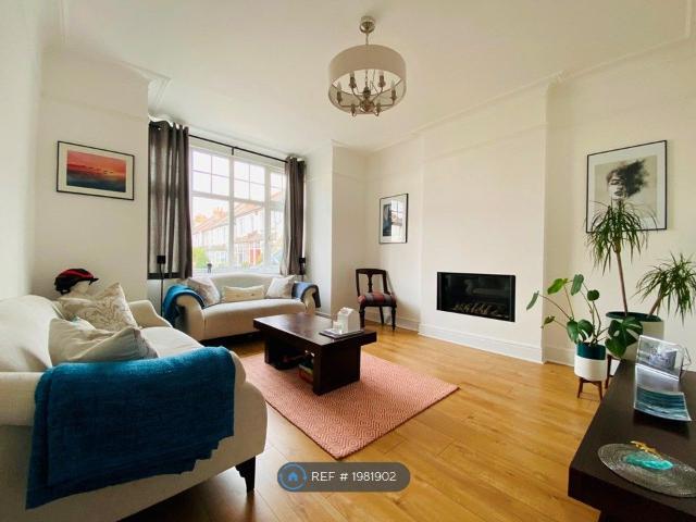 Gilbert Road, Bromley BR1, 2 bed end terrace house to rent, £2,150 pcm | PrimeLocation