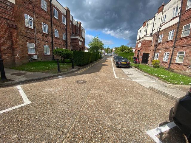 Gilda Court, Barnet NW7, 2 bed flat to rent, £1,700 pcm | PrimeLocation