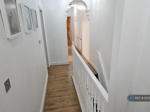 Gillingham, London, 3 Bedroom Flat