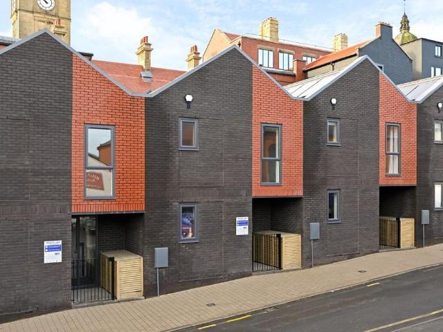 Gills Yard, Wakefield, WF1 3 bed terraced house to rent £1,345 pcm £310 pw