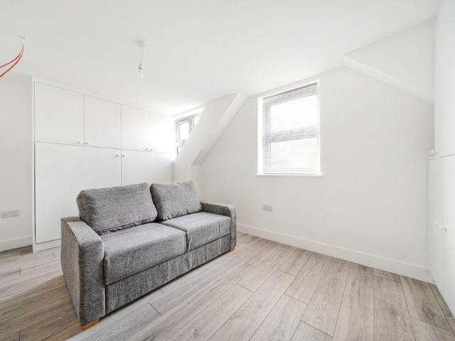 Gilmore Road, London SE13 Studio to rent £1,195 pcm £276 pw