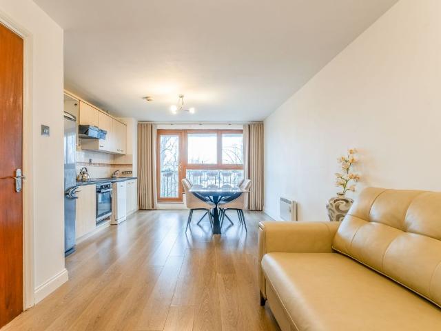 Gipsy Lane, London SW15, 1 bed flat to rent, £2,100 pcm | PrimeLocation