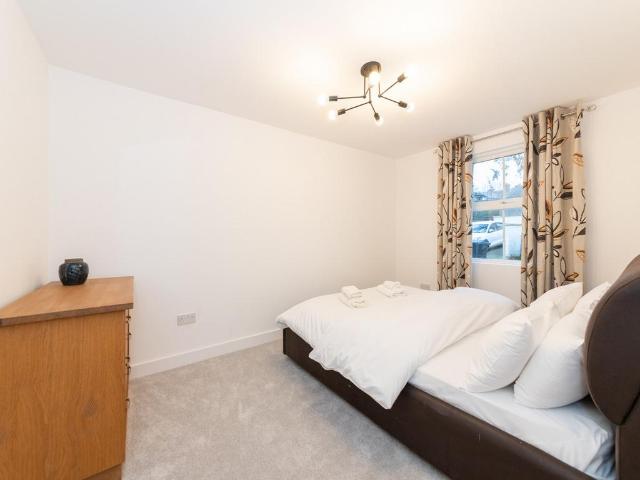 Gipsy Lane, Wokingham, RG40 4 bed detached house to rent £3,790 pcm £875 pw
