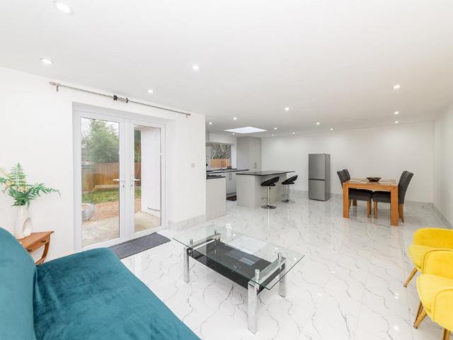 Gipsy Lane, Wokingham, RG40 4 bed detached house to rent £3,790 pcm £875 pw