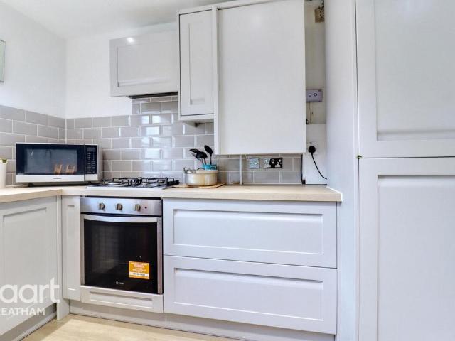 Gipsy Road, London 4 bed flat to rent £3,000 pcm £692 pw