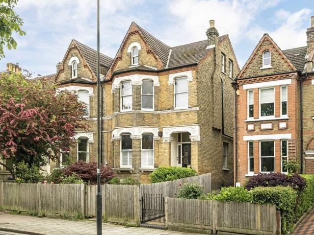 Gipsy Road, London SE27 4 bed flat to rent £2,800 pcm £646 pw