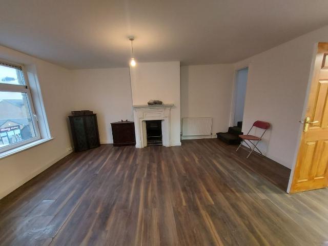 Girlington Road, Bradford BD8, 2 bed flat to rent, £670 pcm | PrimeLocation