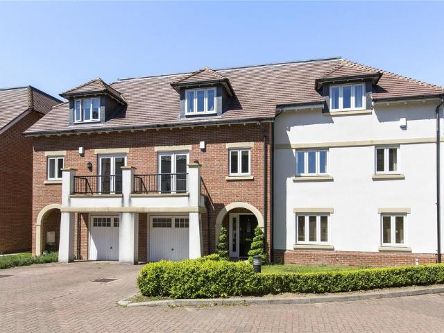 Goodacre Close, Weybridge, Surrey, KT13 4 bed house to rent £3,600 pcm £831 pw