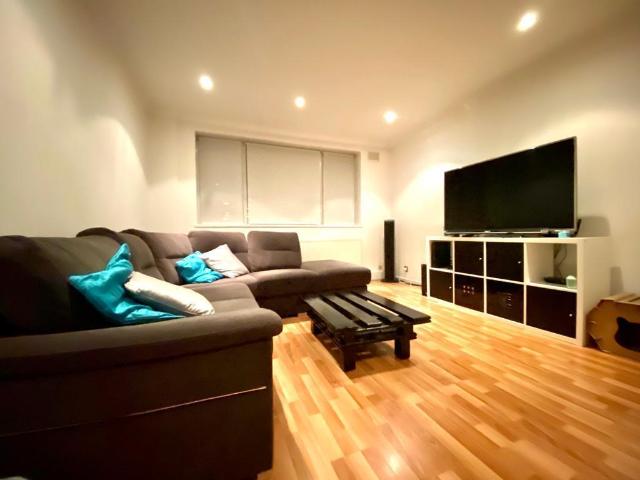 Goodge Street, Fitzrovia, London 3 bed flat to rent £3,500 pcm £808 pw