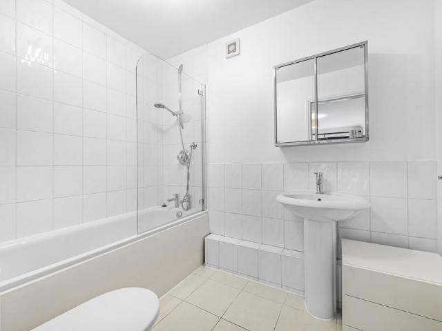 Goodhart Place, London, E14 2 bed flat to rent £2,600 pcm £600 pw