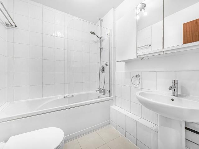 Goodhart Place, London E14, 2 bed flat to rent, £2,600 pcm | PrimeLocation