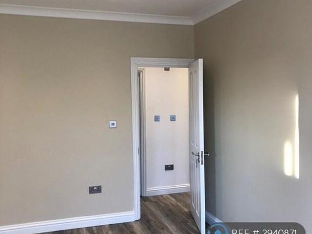 Goodmayes Avenue, Ilford, IG3 2 bed flat to rent £1,750 pcm £404 pw
