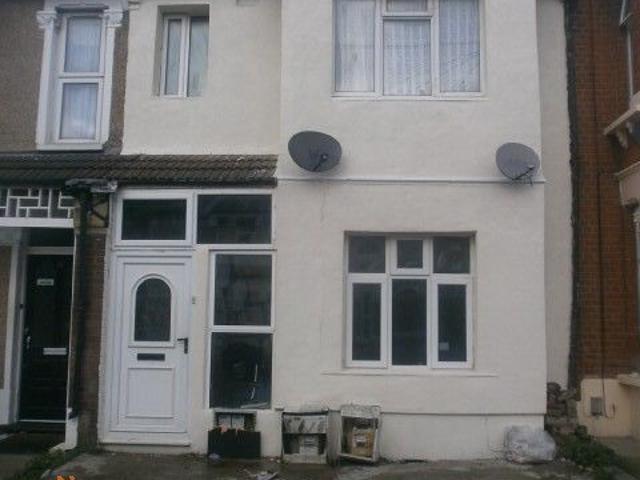 Goodmayes Avenue, Ilford IG3, 2 bed flat to rent, £1,750 pcm | PrimeLocation